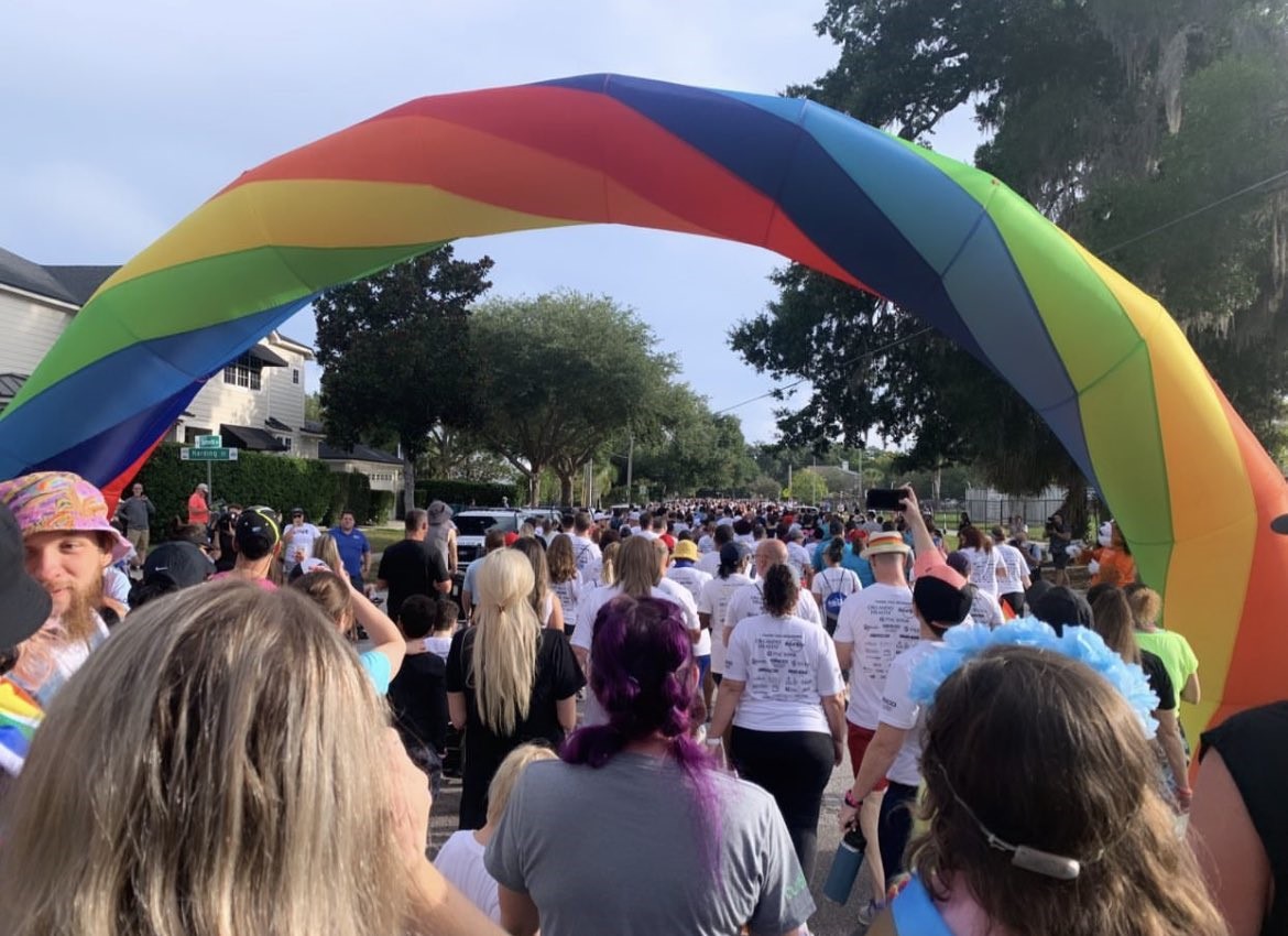 Miles de personas participaron en la carrera anual Rainbow Run de ...